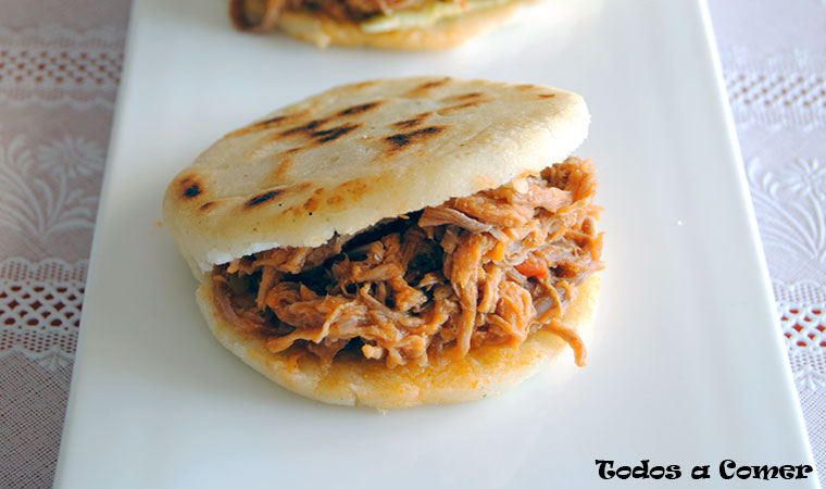 Arepas plněný drceným masem